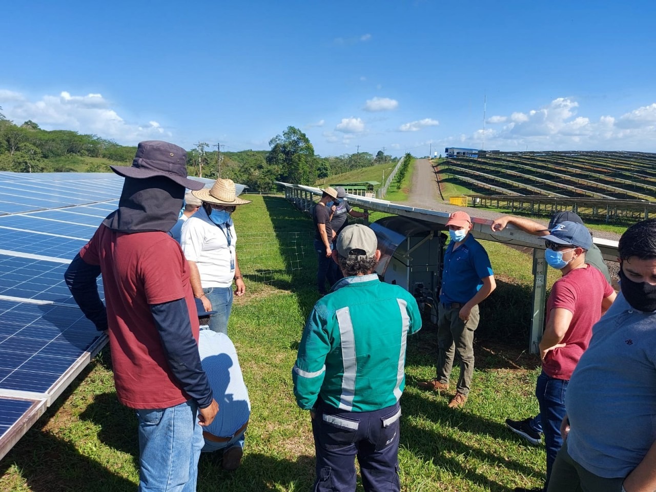 Estudiantes de Electrónica visitan parque solar más grande de Costa ...